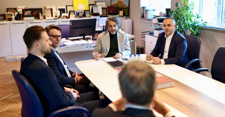 Kryetari Rama priti në takim pronarët e Kolegjit, Petrit Beqiri dhe ...